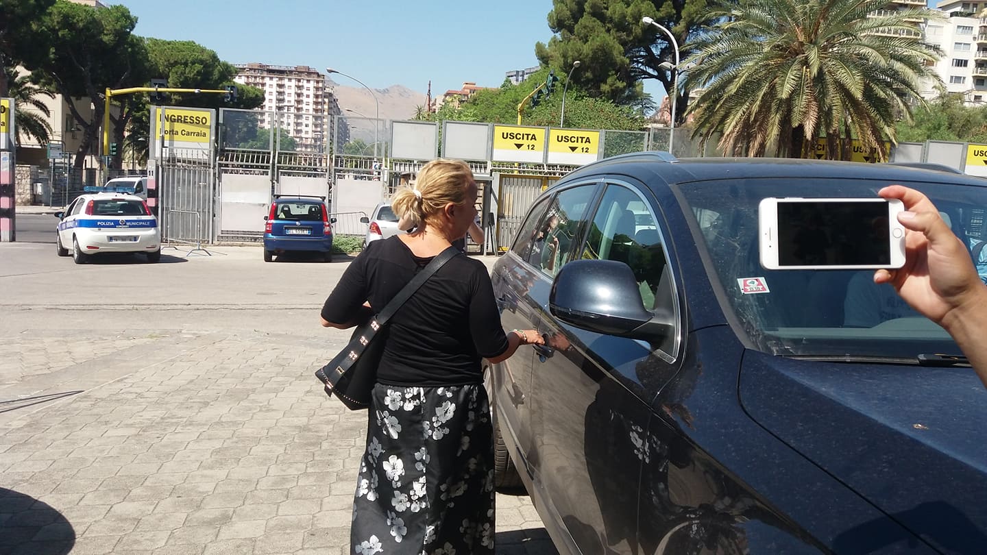 VIDEO: Daniela De Angeli lascia gli uffici del Renzo Barbera ...